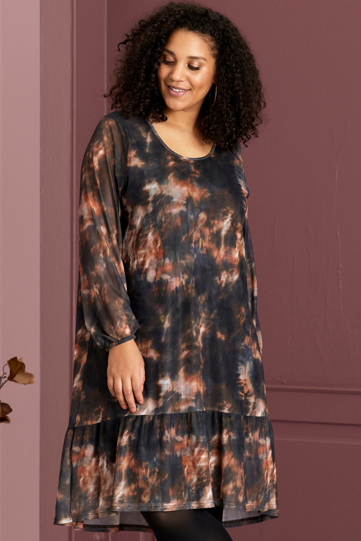 Zhenzi Amaris chiffon kjole med print flotte farver og sort i bunden ...