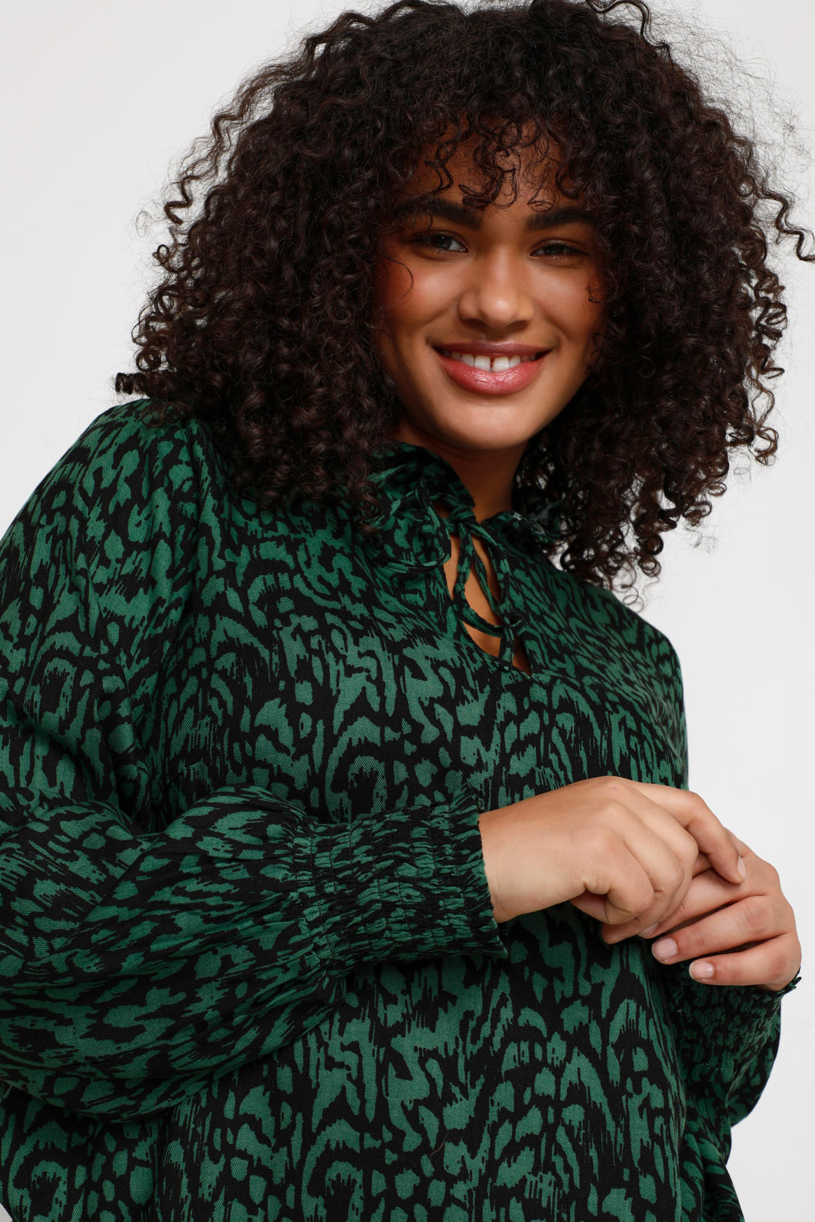 Kaffe Curve kcMirana print bluse i EcoVero i sort grøn - KVINDE - Hos Lohse