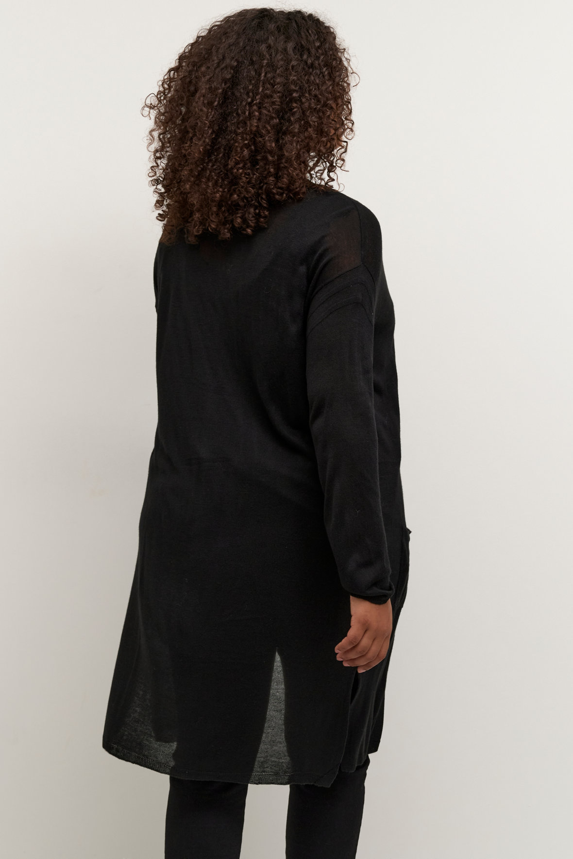 Kaffe Curve kcSandy Cardigan i finstrik - sort til plus size - Hos Lohse