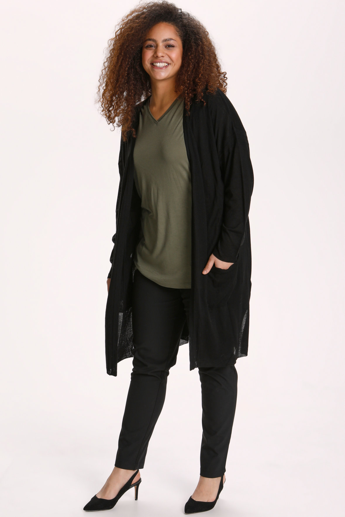Kaffe Curve kcSandy Cardigan i finstrik - sort til plus size - Hos Lohse