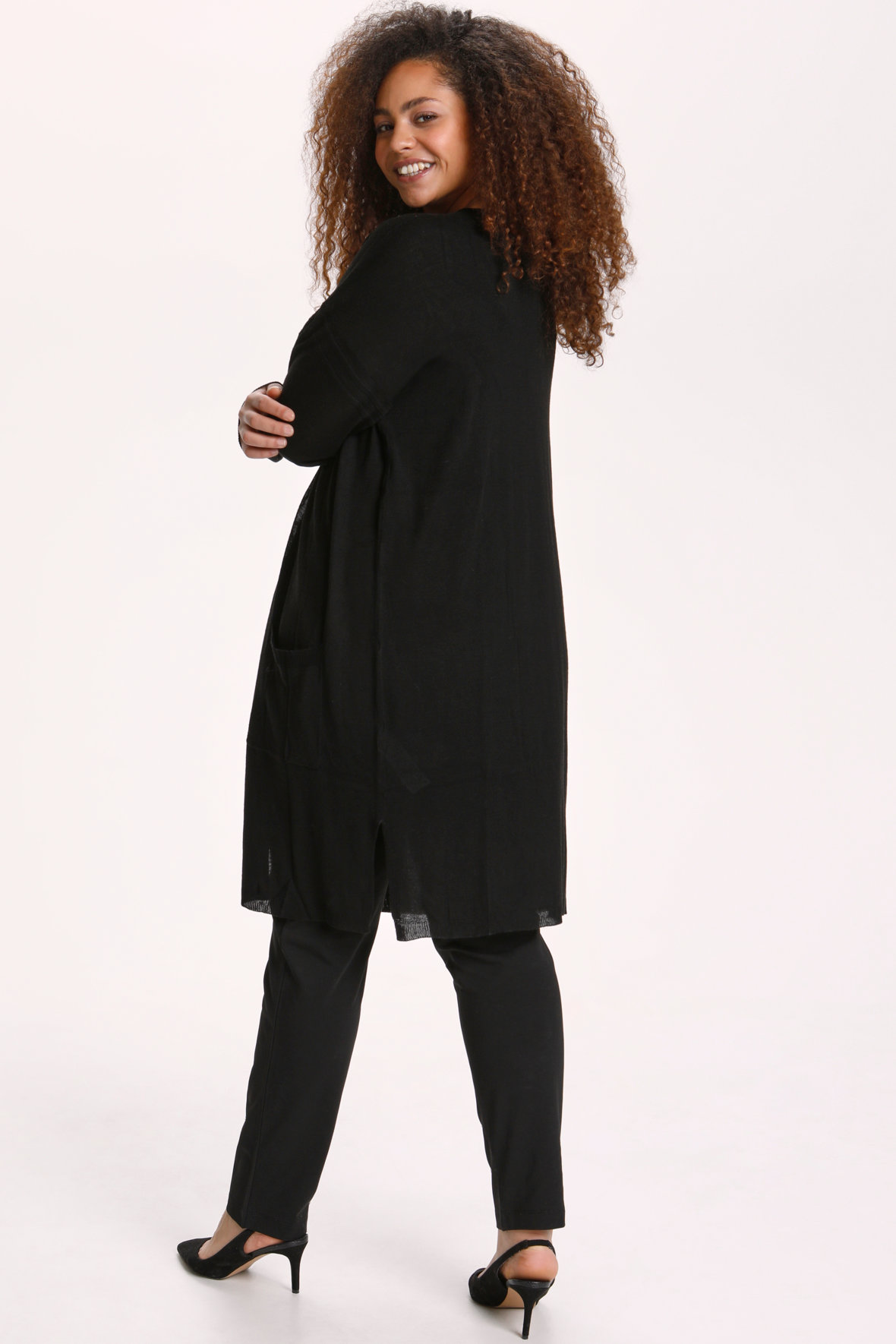 Kaffe Curve kcSandy Cardigan i finstrik - sort til plus size - Hos Lohse