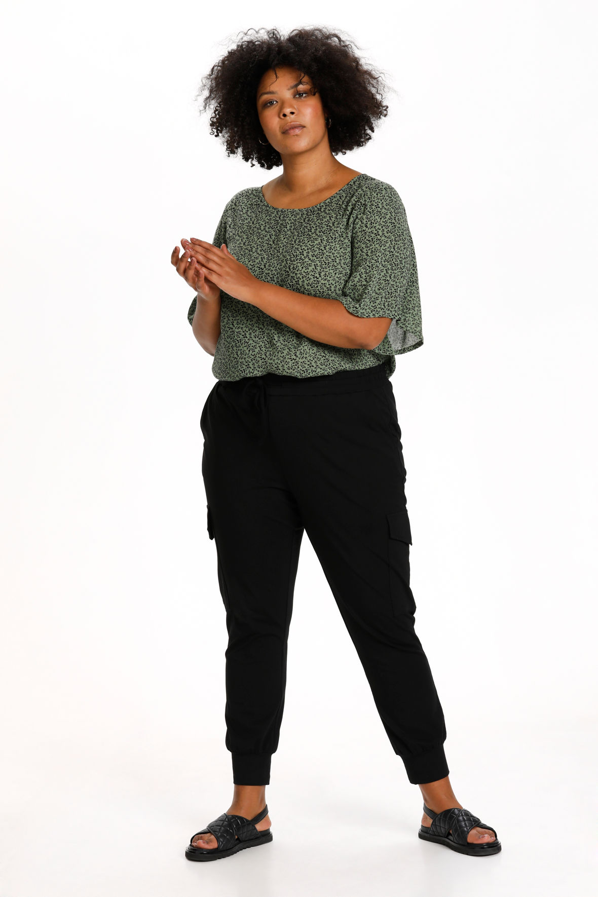 Kaffe Curve kcSine pants - med cargo og jogger look - sorte - Hos Lohse