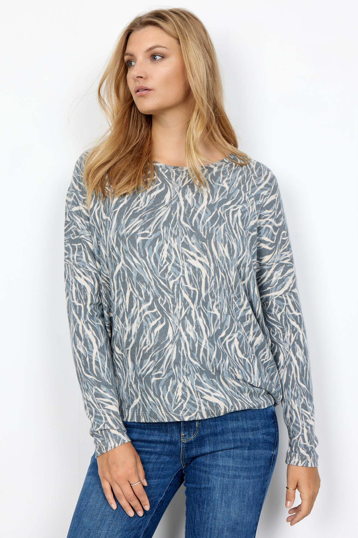 SoyaConcept sc-Biara oversize mønstret blød bluse i off white - Hos Lohse