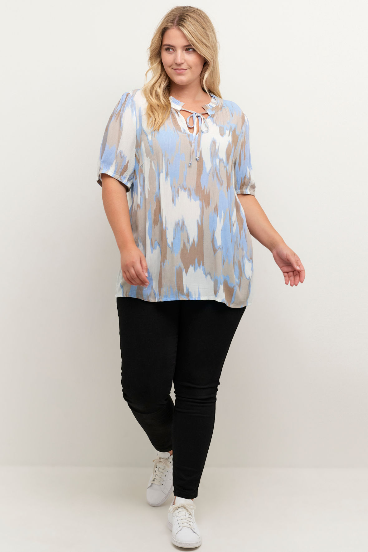 Kaffe Curve plus size bluse - kcfiluca - løst snit og åndbar - Hos Lohse